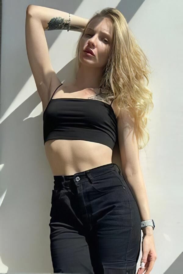 Рисует и сосет хуй